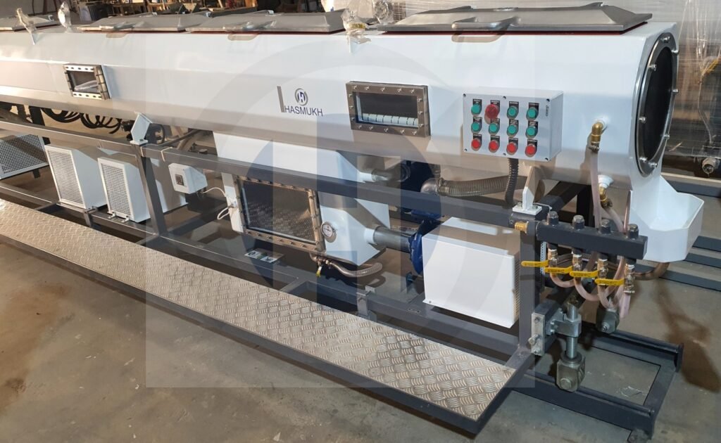 DUAL-SINGLE VACCUM SIZING SPRAY TANK – Hasmukh Engineering Works